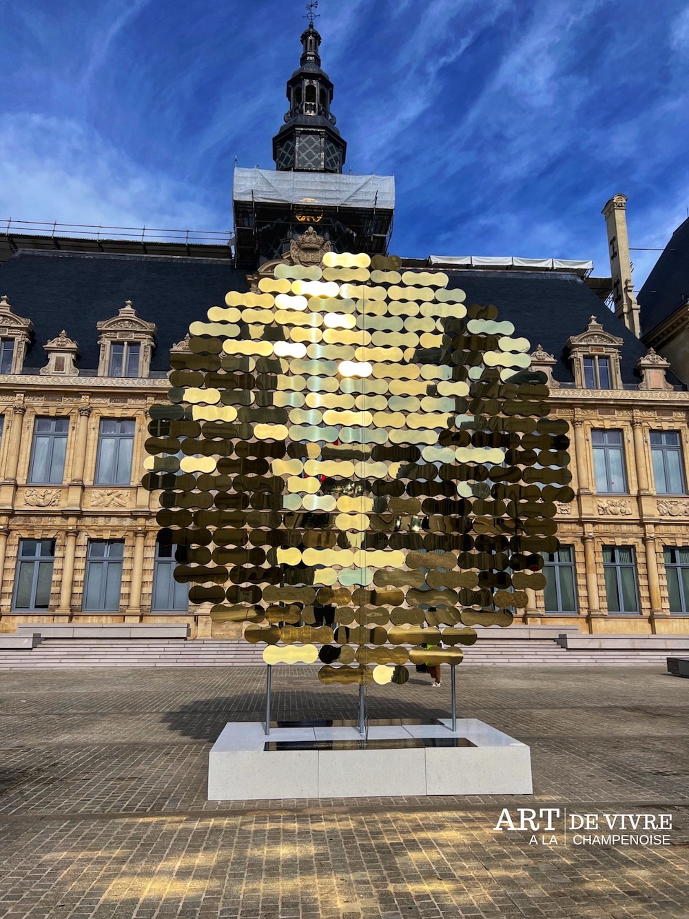 Reims : L'installation spectaculaire et solaire "Rise" de Arnaud ...